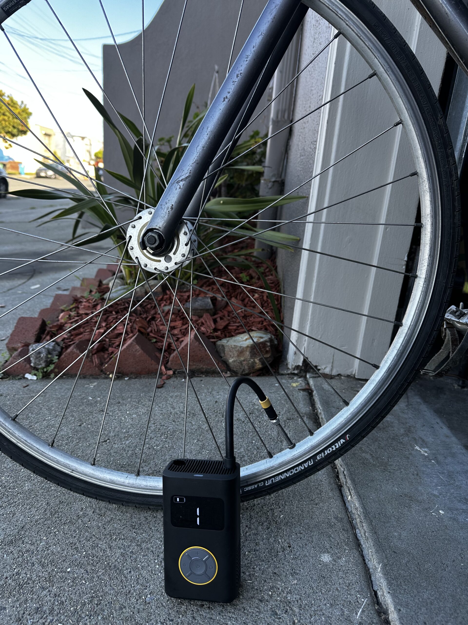 Fanttik Tire Inflator Pumps It Up! | CleanTechnica Tested